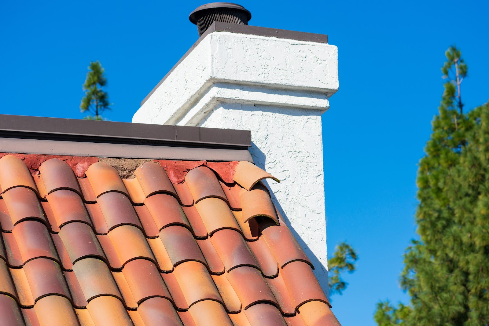 Fix Roof Leaks Fast – Stop Water Damage Before It Spreads!